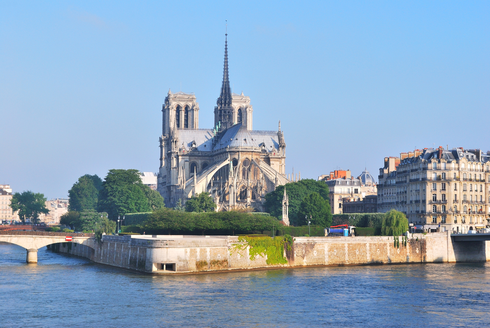 WALKING ON THE CITE ISLAND | ALOHA - Paris Hostel